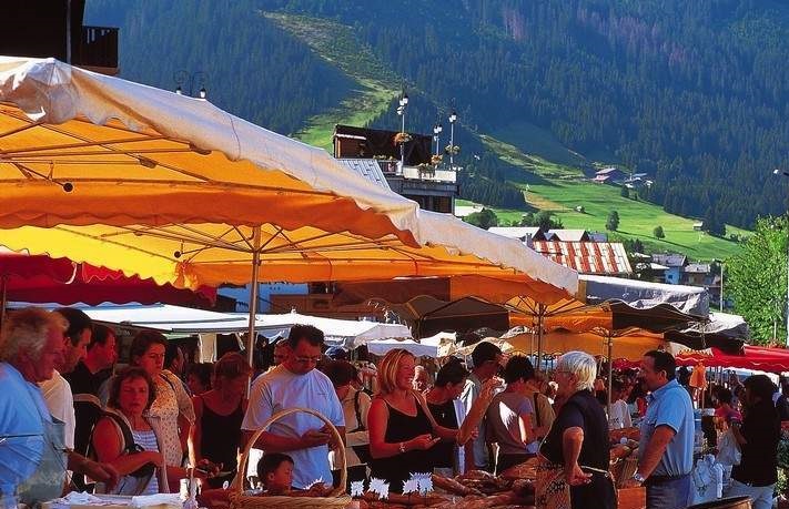 Marchés et brocantes à Annecy : où et quand en profiter ? - Hôtel des Alpes